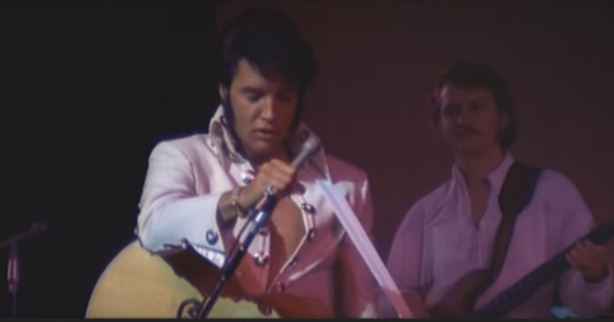 His singing is so effortless yet gives a strong emotion. And his smile ...