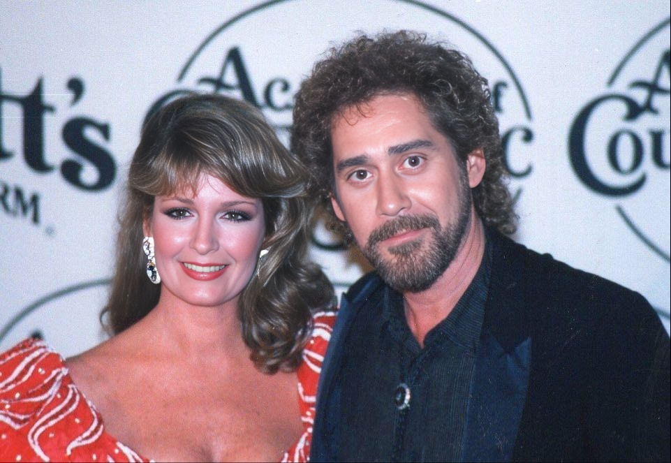 Earl Thomas Conley’s “Holding Her and Loving You” Redefined Country ...